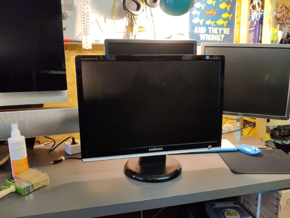 3x 22 colių monitoriai už 15 Eur - Skelbiu.lt
