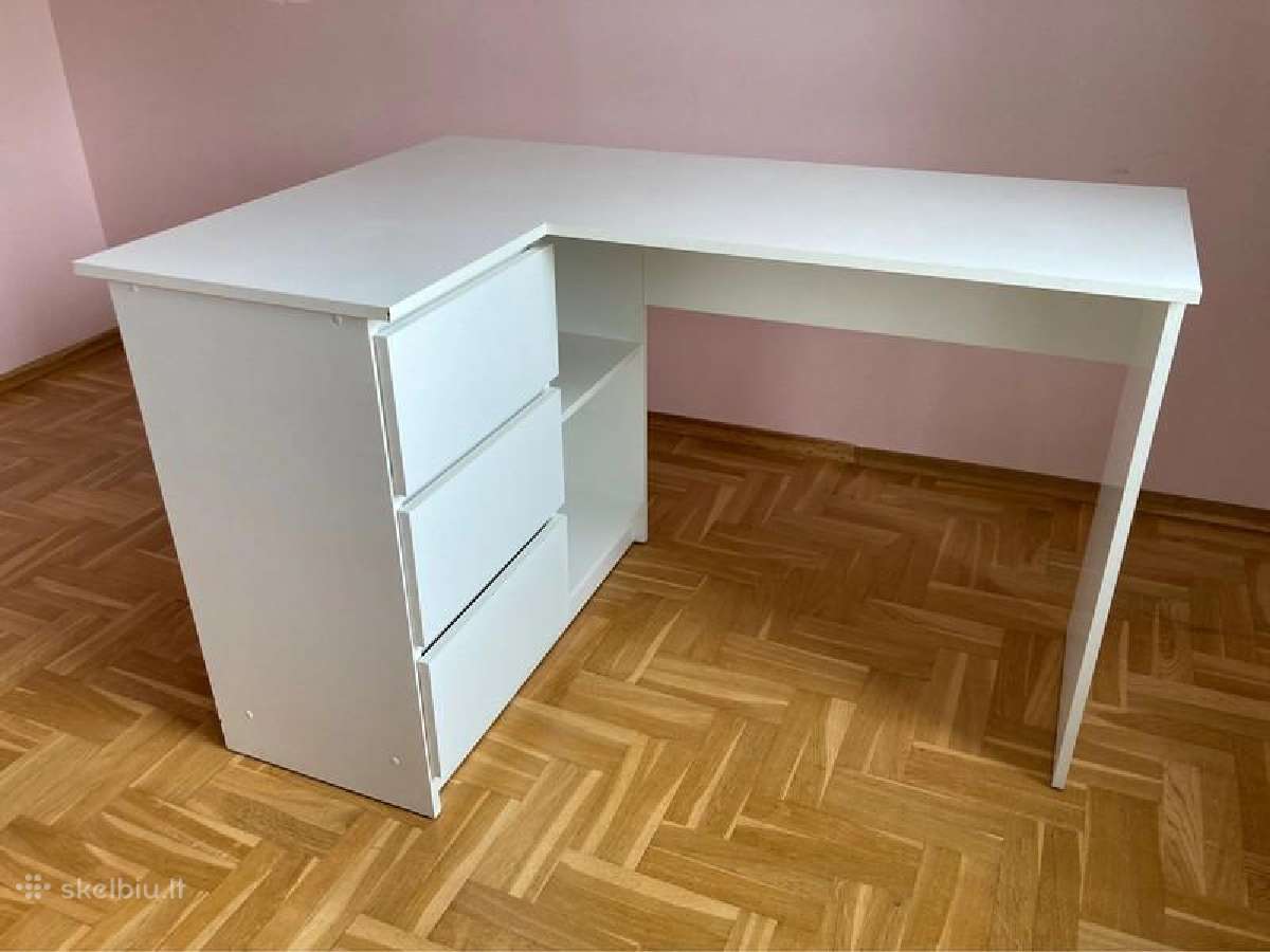Kampinis baltas rašomasis stalas su stalčiais - Skelbiu.lt