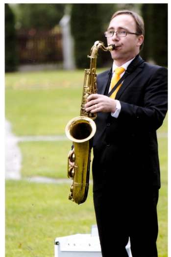 Saksofono muzika. Gėlių pristatymas su muzika. - Skelbiu.lt