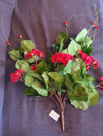 Dirbtinės gėlės, tinka ant kapų. 10 eur. - Skelbiu.lt