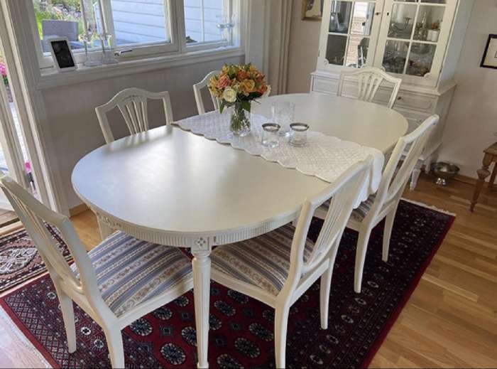 Stalas, 8 kedes , 2 intarpai, vitrina+apsvietimas - Skelbiu.lt