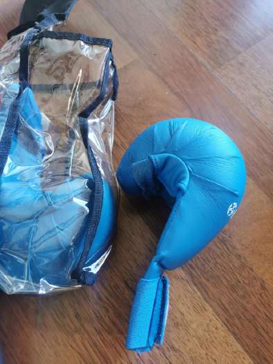 Karate pirštinės ir du diržai - Skelbiu.lt