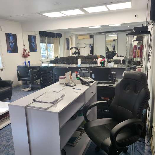 Grozio salonui reikalinga plataus profilio kirpėj - Skelbiu.lt