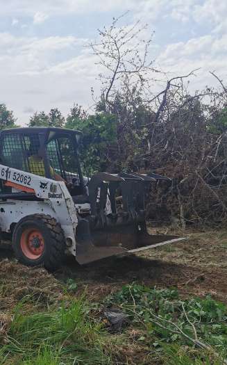 Nuoma. Bobcat kaušas-šakės medžiams šakom krauti - Skelbiu.lt