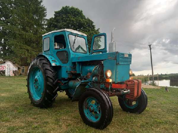 Parduodamas traktorius su padargais - Skelbiu.lt
