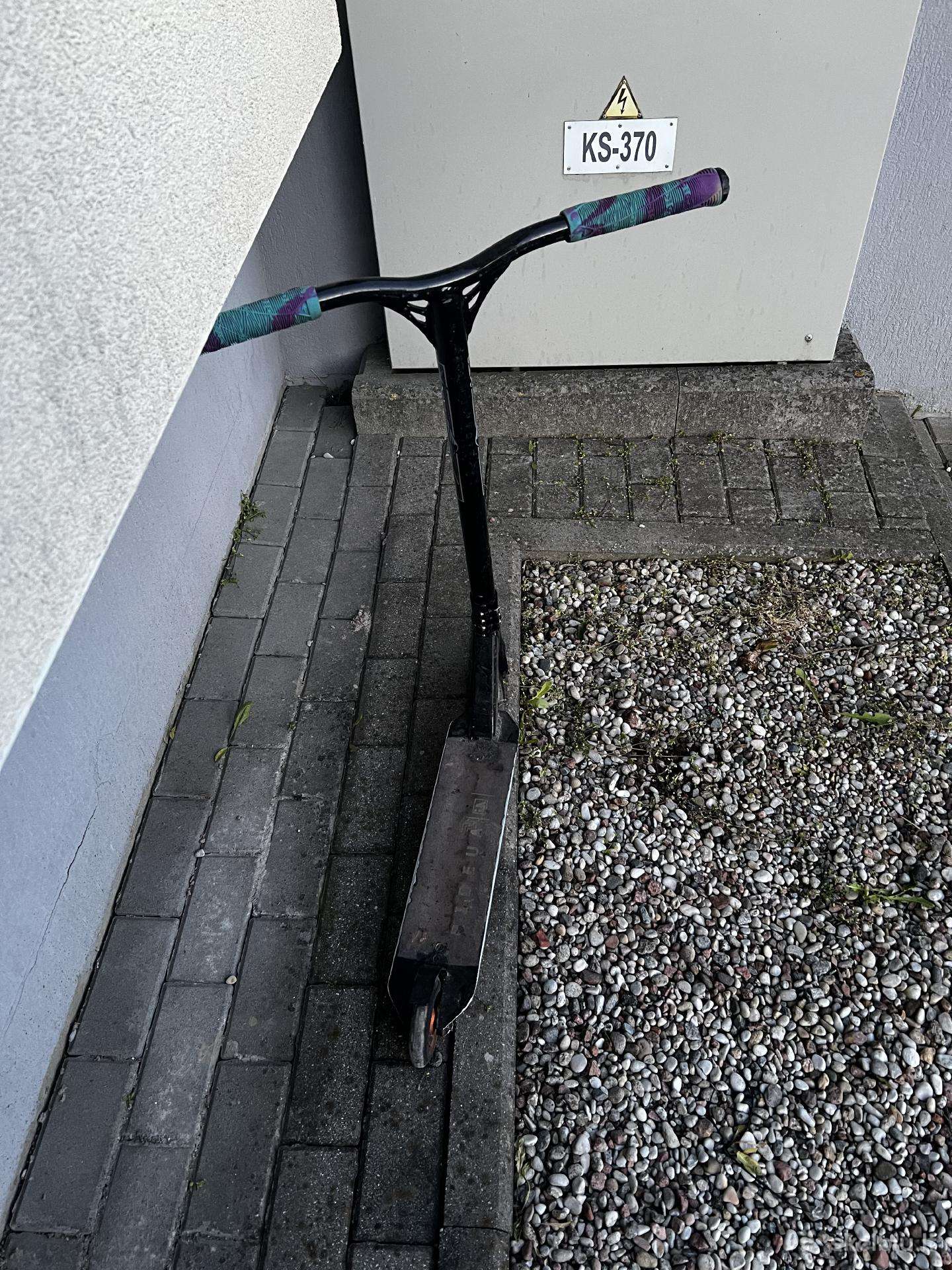 Triukinis paspirtukas -kita- | A28243536