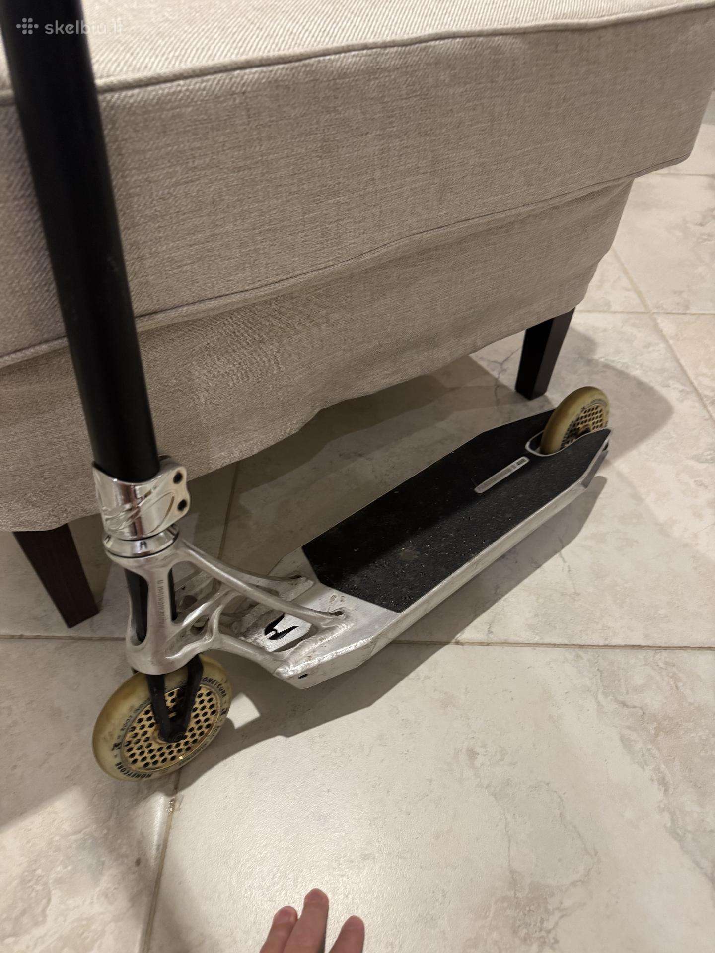 Triukinis paspirtukas -kita- | A29073107